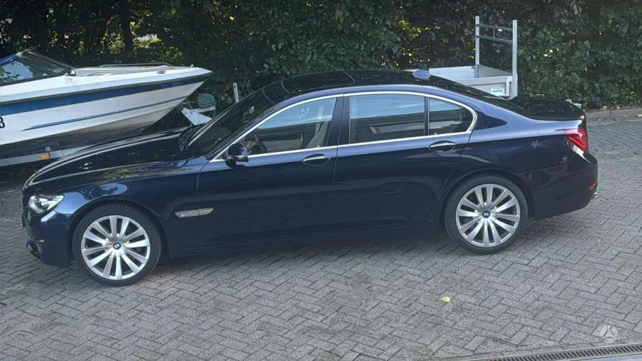 Melns BMW 750 2015 Kauņa, ar dzinēja tilpumu 2.99 L un nobraukumu 124 tūkst. km par 14650 €, foto 7 vietnē AUTOMOTO.COM.LV