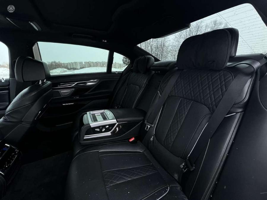 Melns BMW 750 2016 Šauļi, ar dzinēja tilpumu 4.40 L un nobraukumu 184 tūkst. km par 23000 €, foto 17 vietnē AUTOMOTO.COM.LV