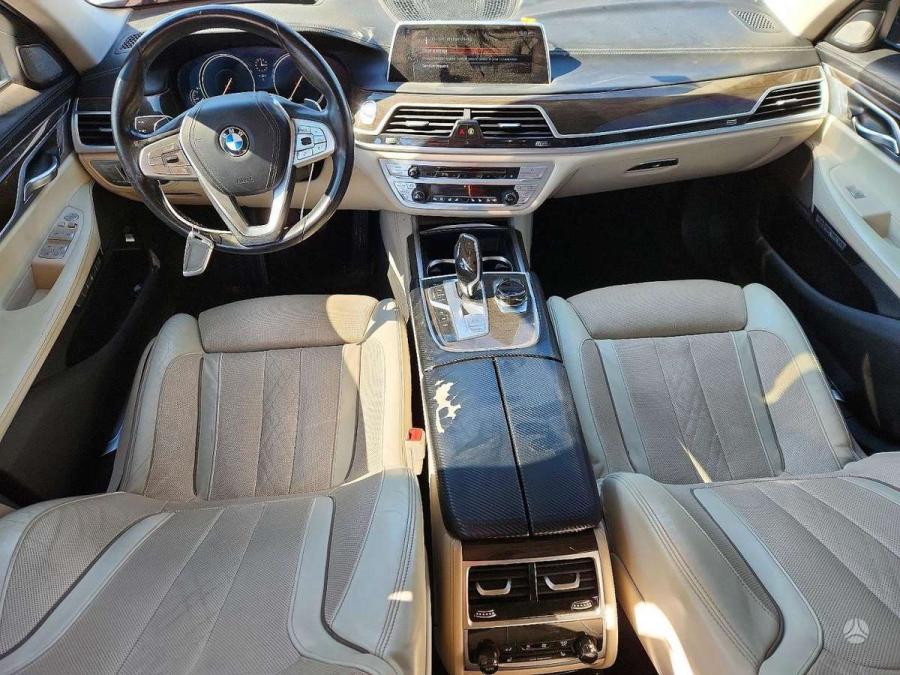 Black BMW 750 2016 in Vilnius, with an engine capacity of 4.40 L and mileage of 246 thousand km for 9999 €, photo 10 on AUTOMOTO.COM.LV