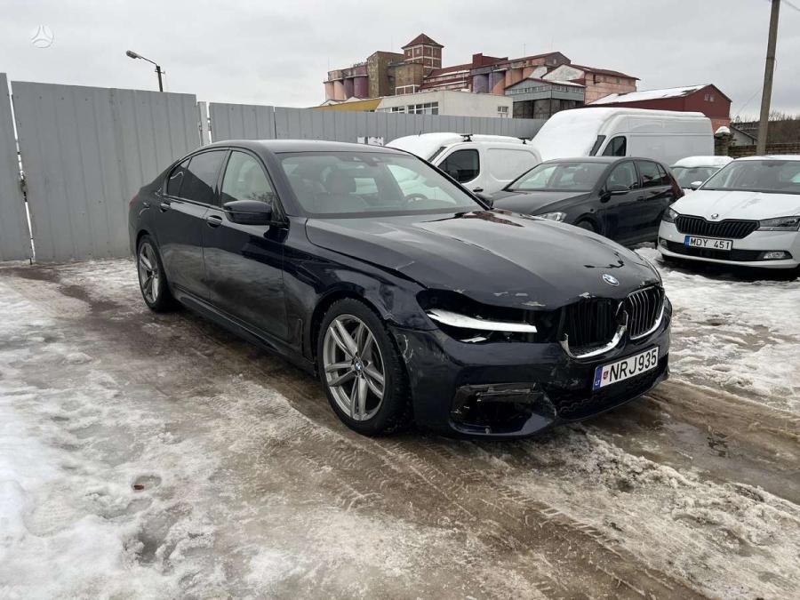 Melns BMW 750 2016 Kauņa, ar dzinēja tilpumu 4.40 L un nobraukumu 150 tūkst. km par 12400 €, foto 2 vietnē AUTOMOTO.COM.LV