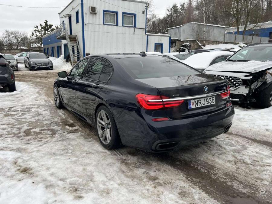 Melns BMW 750 2016 Kauņa, ar dzinēja tilpumu 4.40 L un nobraukumu 150 tūkst. km par 12400 €, foto 4 vietnē AUTOMOTO.COM.LV