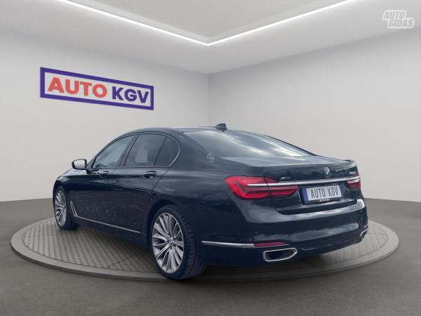 Black BMW 750 2016 in Vilnius, with an engine capacity of 3.00 L and mileage of 302 thousand km for 17999 €, photo 3 on AUTOMOTO.COM.LV
