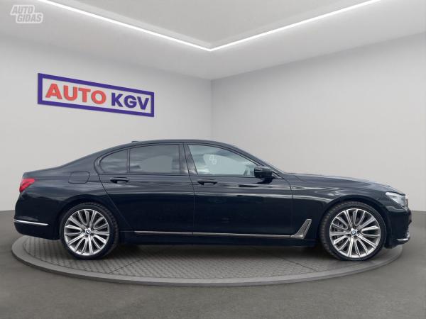 Black BMW 750 2016 in Vilnius, with an engine capacity of 3.00 L and mileage of 302 thousand km for 17999 €, photo 6 on AUTOMOTO.COM.LV