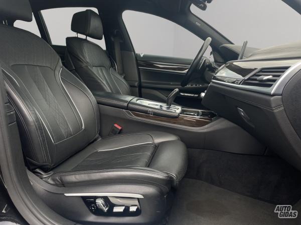 Black BMW 750 2016 in Vilnius, with an engine capacity of 3.00 L and mileage of 302 thousand km for 17999 €, photo 8 on AUTOMOTO.COM.LV