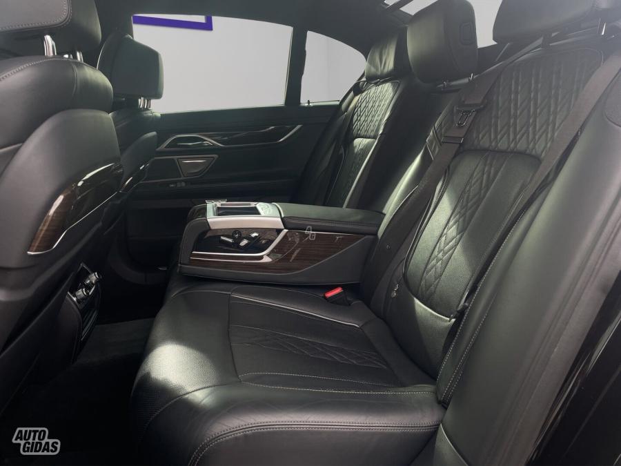 Melns BMW 750 2016 Viļņa, ar dzinēja tilpumu 3.00 L un nobraukumu 302 tūkst. km par 17999 €, foto 12 vietnē AUTOMOTO.COM.LV
