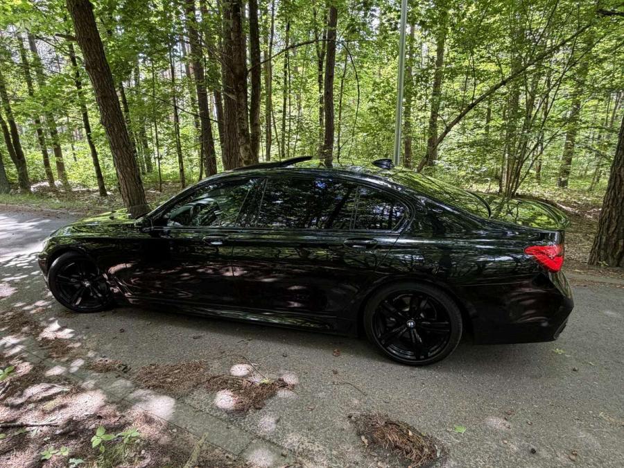 Black BMW 750 2016 in Vilnius, with an engine capacity of 4.40 L and mileage of 127 thousand km for 20500 €, photo 5 on AUTOMOTO.COM.LV