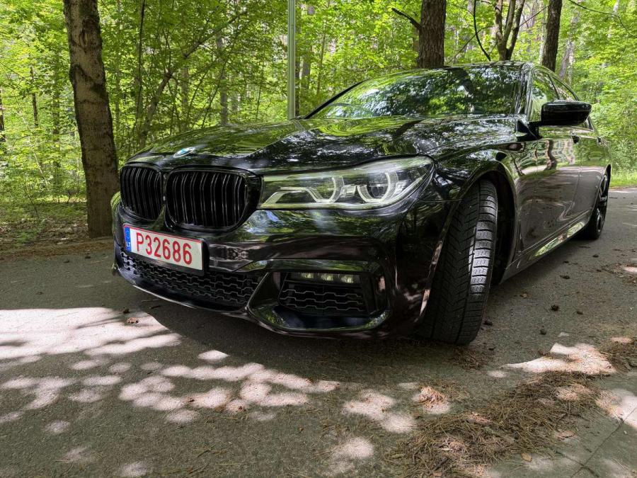Black BMW 750 2016 in Vilnius, with an engine capacity of 4.40 L and mileage of 127 thousand km for 20500 €, photo 7 on AUTOMOTO.COM.LV