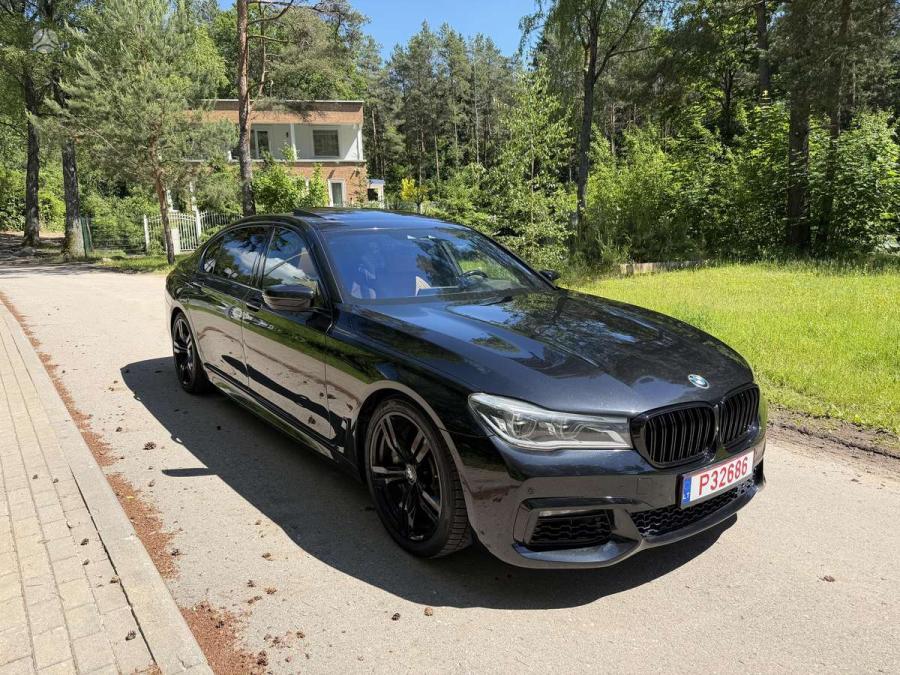 Black BMW 750 2016 in Vilnius, with an engine capacity of 4.40 L and mileage of 127 thousand km for 20500 €, photo 10 on AUTOMOTO.COM.LV