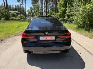 Black BMW 750 2016 in Vilnius, with an engine capacity of 4.40 L and mileage of 127 thousand km for 20500 €, photo 13 on AUTOMOTO.COM.LV