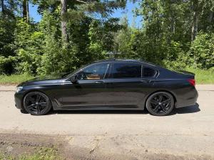 Black BMW 750 2016 in Vilnius, with an engine capacity of 4.40 L and mileage of 127 thousand km for 20500 €, photo 15 on AUTOMOTO.COM.LV