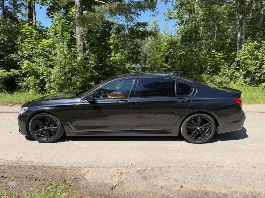 Black BMW 750 2016 in Vilnius, with an engine capacity of 4.40 L and mileage of 127 thousand km for 20500 €, photo 15 on AUTOMOTO.COM.LV