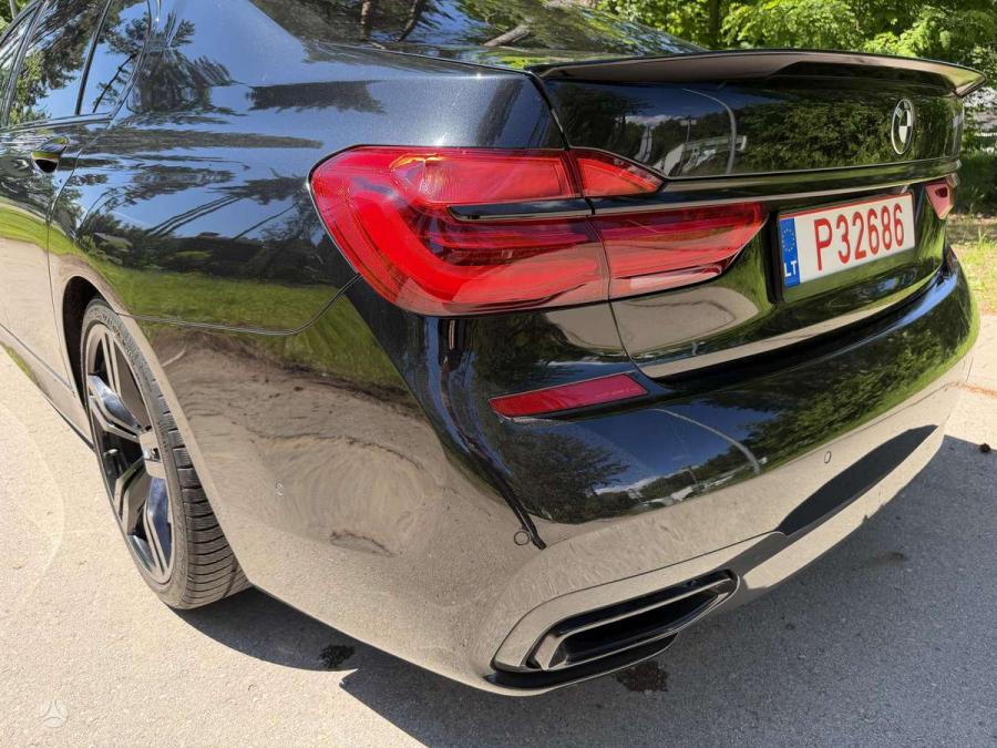 Black BMW 750 2016 in Vilnius, with an engine capacity of 4.40 L and mileage of 127 thousand km for 20500 €, photo 18 on AUTOMOTO.COM.LV