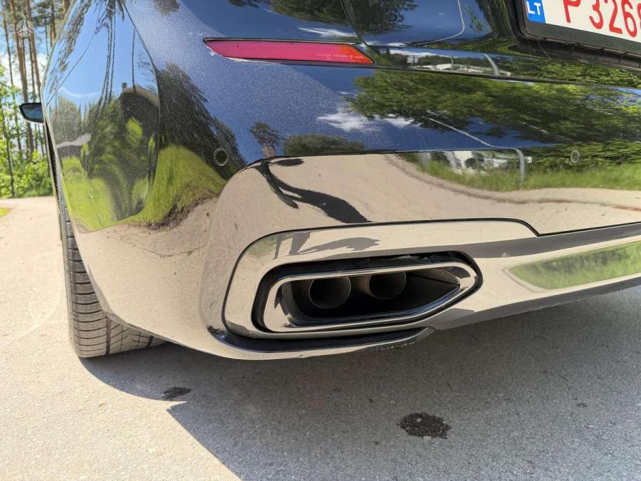 Black BMW 750 2016 in Vilnius, with an engine capacity of 4.40 L and mileage of 127 thousand km for 20500 €, photo 19 on AUTOMOTO.COM.LV
