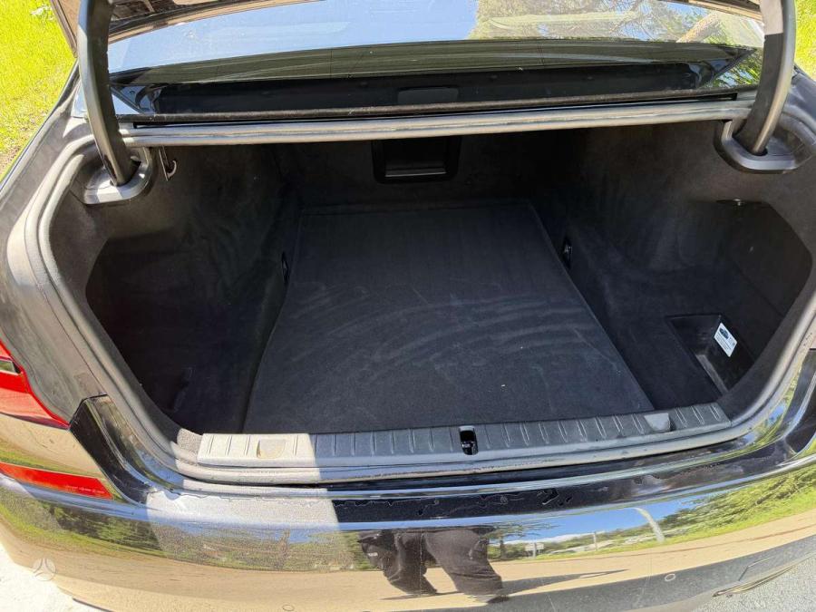 Black BMW 750 2016 in Vilnius, with an engine capacity of 4.40 L and mileage of 127 thousand km for 20500 €, photo 20 on AUTOMOTO.COM.LV