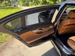 Black BMW 750 2016 in Vilnius, with an engine capacity of 4.40 L and mileage of 127 thousand km for 20500 €, photo 23 on AUTOMOTO.COM.LV