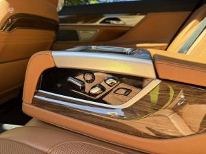 Black BMW 750 2016 in Vilnius, with an engine capacity of 4.40 L and mileage of 127 thousand km for 20500 €, photo 28 on AUTOMOTO.COM.LV