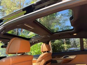 Black BMW 750 2016 in Vilnius, with an engine capacity of 4.40 L and mileage of 127 thousand km for 20500 €, photo 29 on AUTOMOTO.COM.LV