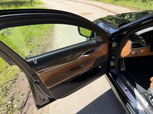 Black BMW 750 2016 in Vilnius, with an engine capacity of 4.40 L and mileage of 127 thousand km for 20500 €, photo 30 on AUTOMOTO.COM.LV