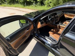 Black BMW 750 2016 in Vilnius, with an engine capacity of 4.40 L and mileage of 127 thousand km for 20500 €, photo 31 on AUTOMOTO.COM.LV