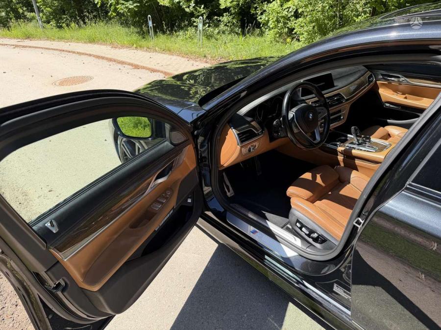 Black BMW 750 2016 in Vilnius, with an engine capacity of 4.40 L and mileage of 127 thousand km for 20500 €, photo 31 on AUTOMOTO.COM.LV