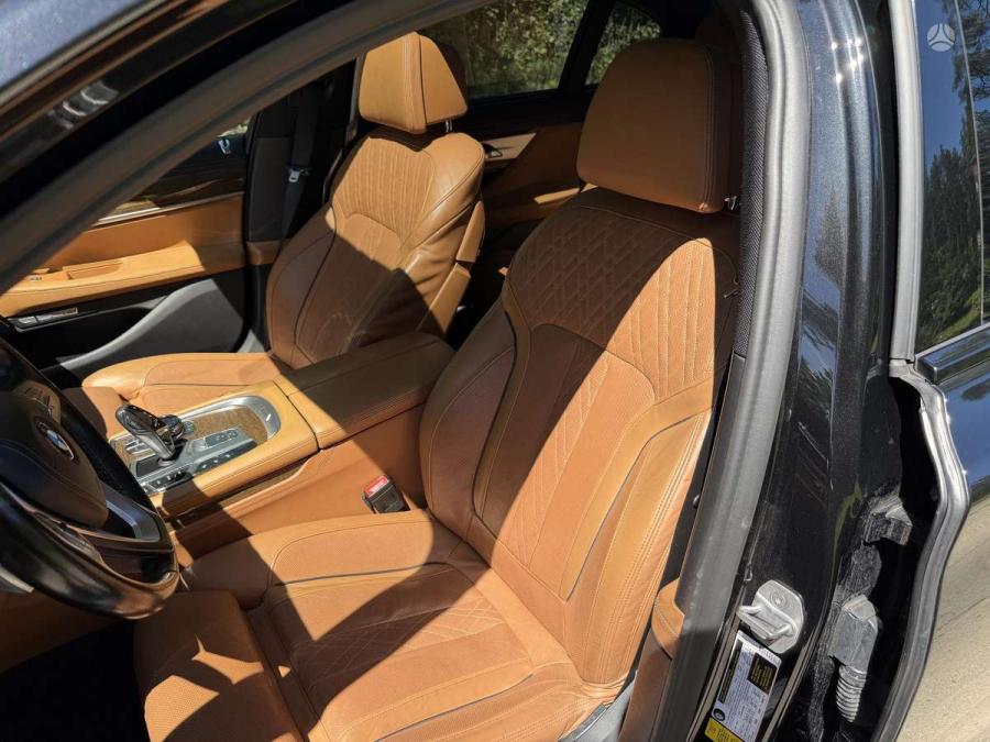Black BMW 750 2016 in Vilnius, with an engine capacity of 4.40 L and mileage of 127 thousand km for 20500 €, photo 34 on AUTOMOTO.COM.LV
