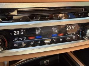 Black BMW 750 2016 in Vilnius, with an engine capacity of 4.40 L and mileage of 127 thousand km for 20500 €, photo 45 on AUTOMOTO.COM.LV