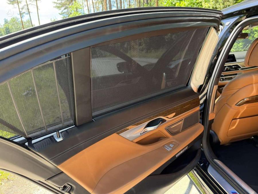 Black BMW 750 2016 in Vilnius, with an engine capacity of 4.40 L and mileage of 127 thousand km for 20500 €, photo 49 on AUTOMOTO.COM.LV