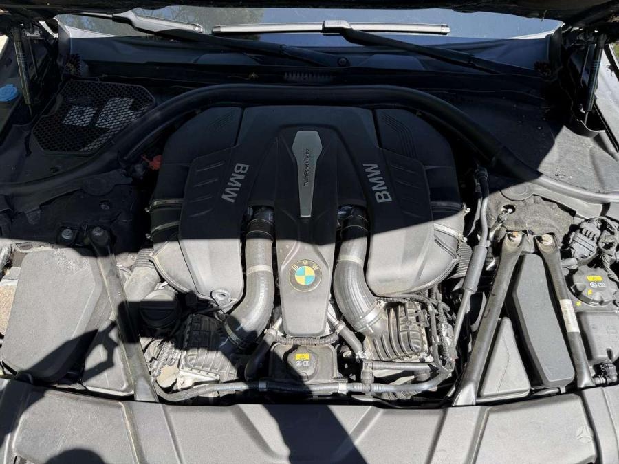 Black BMW 750 2016 in Vilnius, with an engine capacity of 4.40 L and mileage of 127 thousand km for 20500 €, photo 54 on AUTOMOTO.COM.LV
