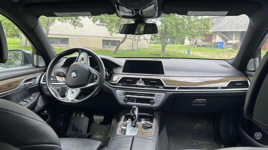 Black BMW 750 2016 in Kaunas, with an engine capacity of 4.40 L and mileage of 90 thousand km for 9750 €, photo 3 on AUTOMOTO.COM.LV