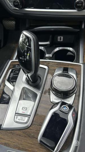 Black BMW 750 2016 in Kaunas, with an engine capacity of 4.40 L and mileage of 90 thousand km for 9750 €, photo 6 on AUTOMOTO.COM.LV
