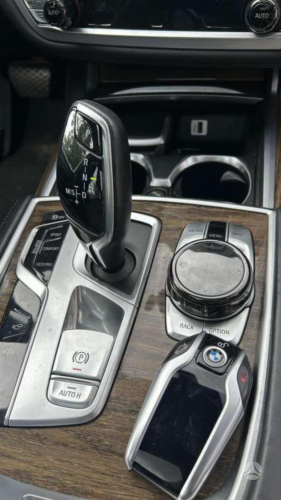 Black BMW 750 2016 in Kaunas, with an engine capacity of 4.40 L and mileage of 90 thousand km for 9750 €, photo 6 on AUTOMOTO.COM.LV