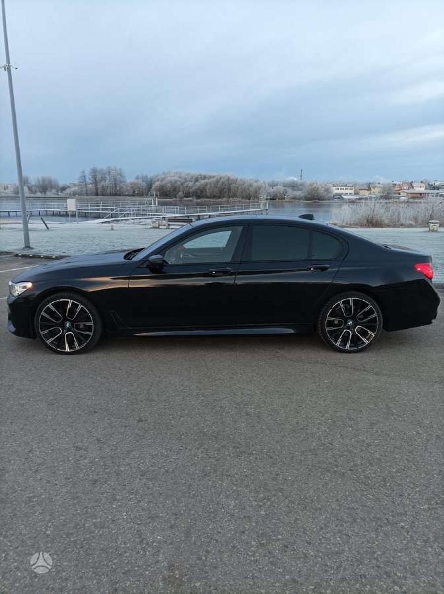 Black BMW 750 2016 in Vilnius, with an engine capacity of 4.40 L and mileage of 205 thousand km for 26000 €, photo 5 on AUTOMOTO.COM.LV
