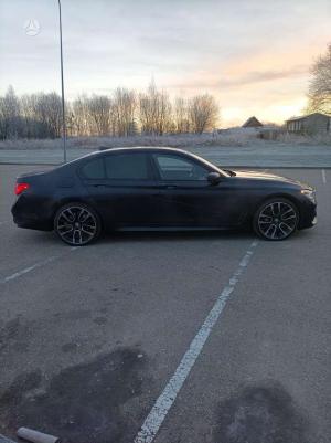 Black BMW 750 2016 in Vilnius, with an engine capacity of 4.40 L and mileage of 205 thousand km for 26000 €, photo 6 on AUTOMOTO.COM.LV