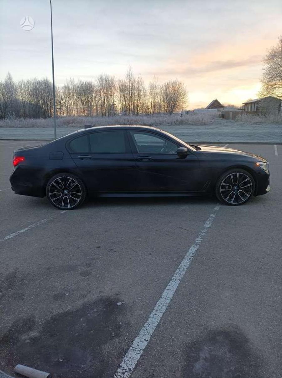 Black BMW 750 2016 in Vilnius, with an engine capacity of 4.40 L and mileage of 205 thousand km for 26000 €, photo 6 on AUTOMOTO.COM.LV