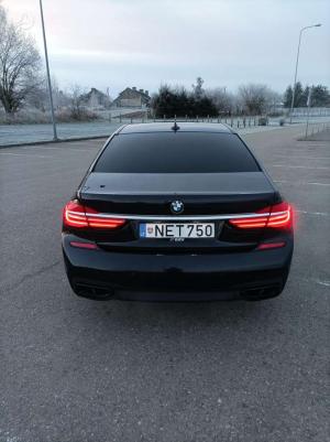Black BMW 750 2016 in Vilnius, with an engine capacity of 4.40 L and mileage of 205 thousand km for 26000 €, photo 7 on AUTOMOTO.COM.LV