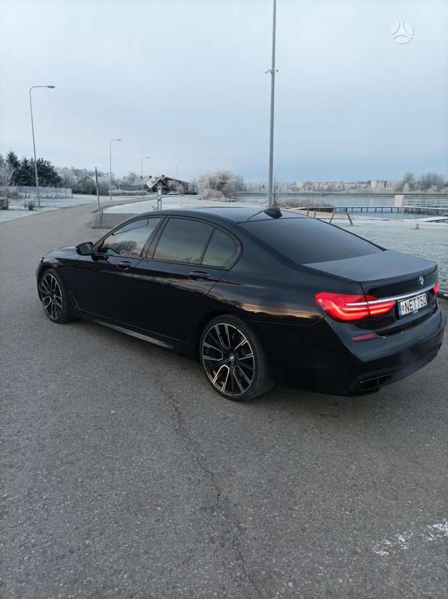 Black BMW 750 2016 in Vilnius, with an engine capacity of 4.40 L and mileage of 205 thousand km for 26000 €, photo 8 on AUTOMOTO.COM.LV