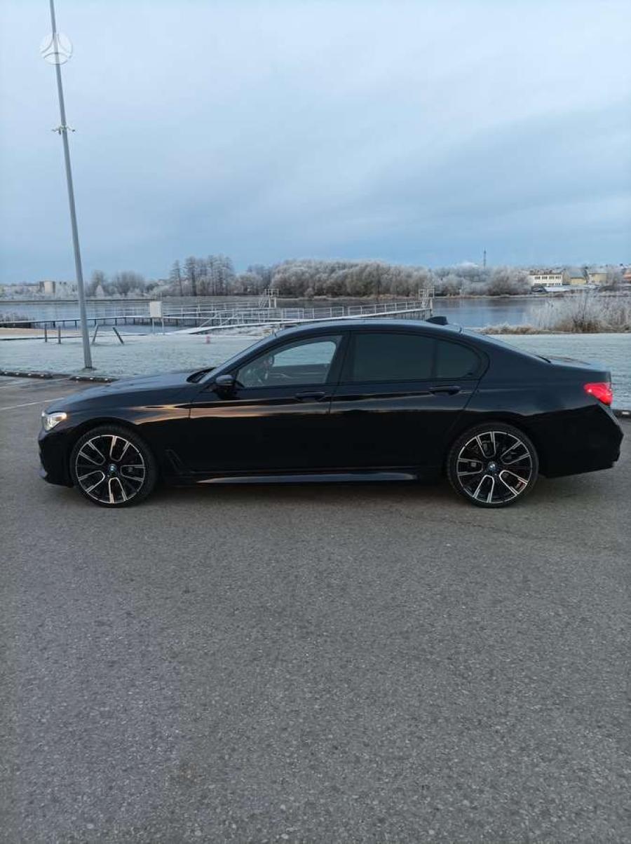 Black BMW 750 2016 in Vilnius, with an engine capacity of 4.40 L and mileage of 205 thousand km for 26000 €, photo 9 on AUTOMOTO.COM.LV