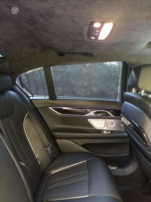 Black BMW 750 2016 in Vilnius, with an engine capacity of 4.40 L and mileage of 205 thousand km for 26000 €, photo 16 on AUTOMOTO.COM.LV