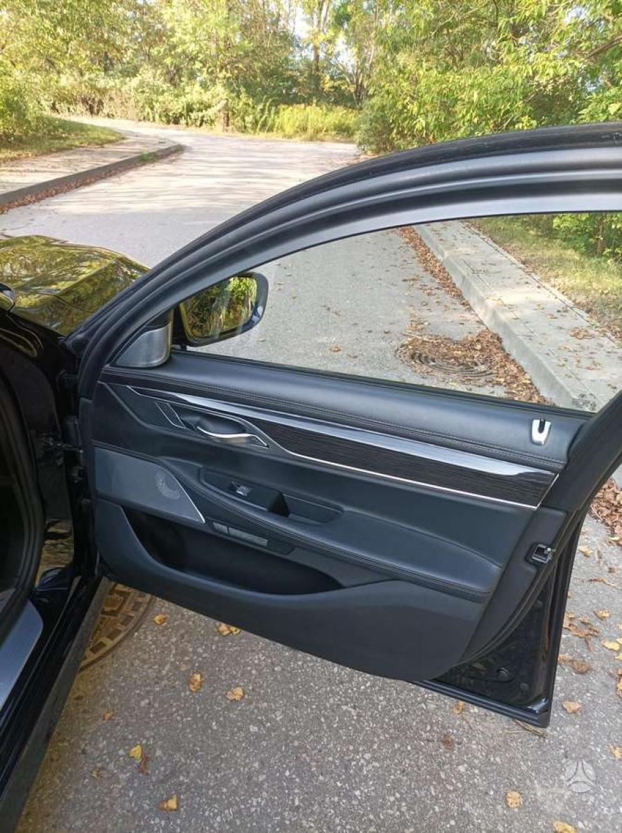 Black BMW 750 2016 in Vilnius, with an engine capacity of 4.40 L and mileage of 205 thousand km for 26000 €, photo 17 on AUTOMOTO.COM.LV