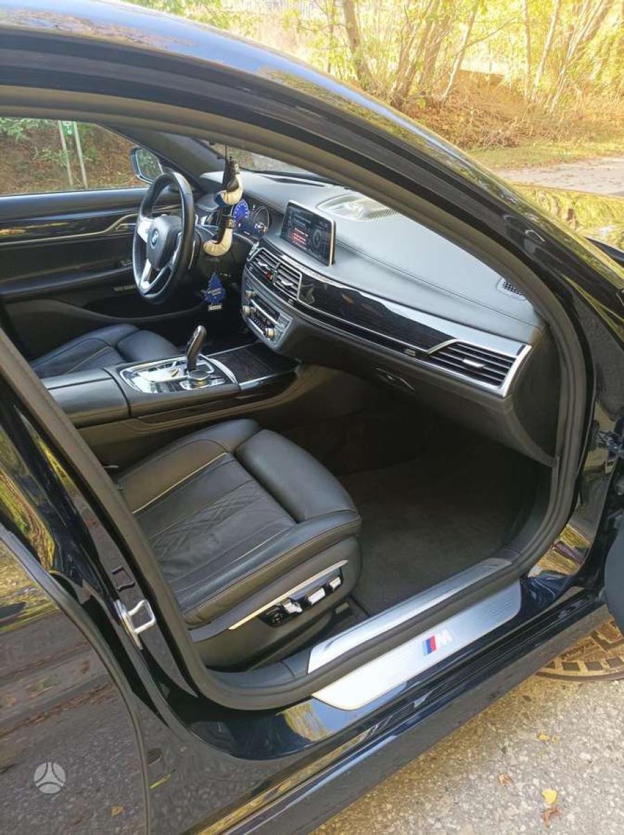 Black BMW 750 2016 in Vilnius, with an engine capacity of 4.40 L and mileage of 205 thousand km for 26000 €, photo 18 on AUTOMOTO.COM.LV