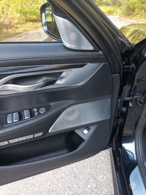 Black BMW 750 2016 in Vilnius, with an engine capacity of 4.40 L and mileage of 205 thousand km for 26000 €, photo 19 on AUTOMOTO.COM.LV