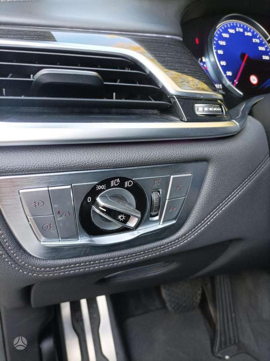 Black BMW 750 2016 in Vilnius, with an engine capacity of 4.40 L and mileage of 205 thousand km for 26000 €, photo 22 on AUTOMOTO.COM.LV
