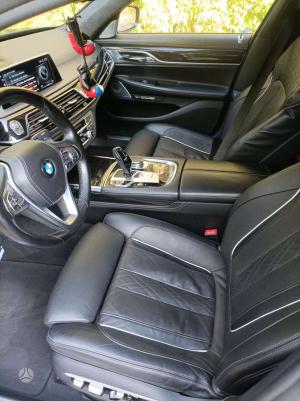 Black BMW 750 2016 in Vilnius, with an engine capacity of 4.40 L and mileage of 205 thousand km for 26000 €, photo 24 on AUTOMOTO.COM.LV