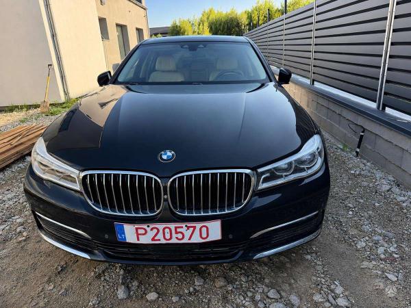 Black BMW 750 2016 in Vilnius, with an engine capacity of 4.40 L and mileage of 255 thousand km for 12999 €, photo 5 on AUTOMOTO.COM.LV