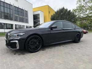 Melns BMW 750 2016 Viļņa, ar dzinēja tilpumu 4.40 L un nobraukumu 194 tūkst. km par 24000 €, foto  vietnē AUTOMOTO.COM.LV