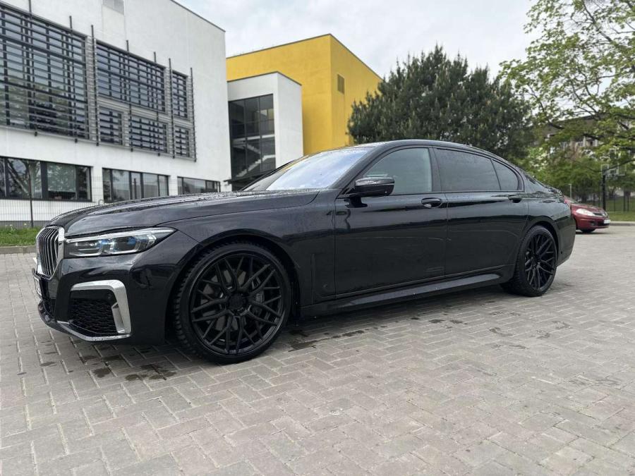 Melns BMW 750 2016 Viļņa, ar dzinēja tilpumu 4.40 L un nobraukumu 194 tūkst. km par 24000 €, foto 1 vietnē AUTOMOTO.COM.LV