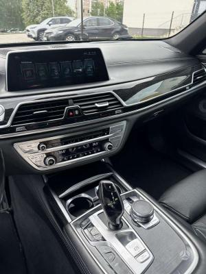 Melns BMW 750 2016 Viļņa, ar dzinēja tilpumu 4.40 L un nobraukumu 194 tūkst. km par 24000 €, foto 15 vietnē AUTOMOTO.COM.LV