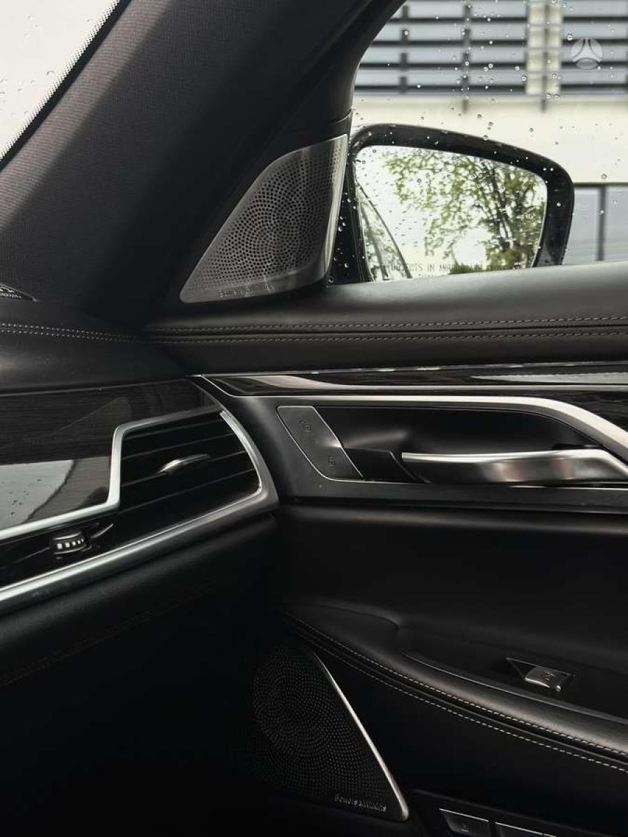 Melns BMW 750 2016 Viļņa, ar dzinēja tilpumu 4.40 L un nobraukumu 194 tūkst. km par 24000 €, foto 16 vietnē AUTOMOTO.COM.LV