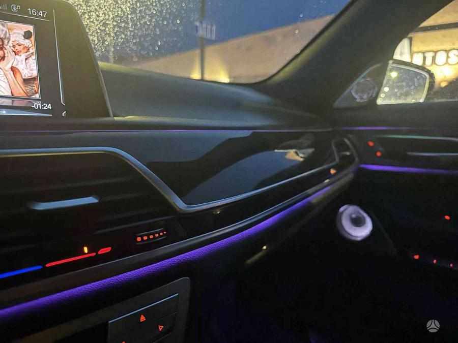 Melns BMW 750 2016 Viļņa, ar dzinēja tilpumu 4.40 L un nobraukumu 194 tūkst. km par 24000 €, foto 19 vietnē AUTOMOTO.COM.LV