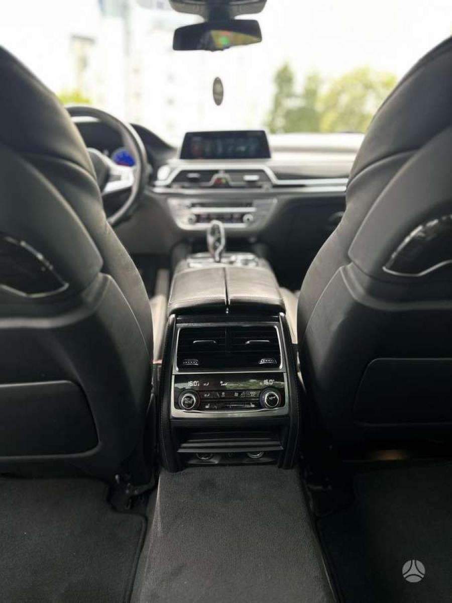 Melns BMW 750 2016 Viļņa, ar dzinēja tilpumu 4.40 L un nobraukumu 194 tūkst. km par 24000 €, foto 22 vietnē AUTOMOTO.COM.LV